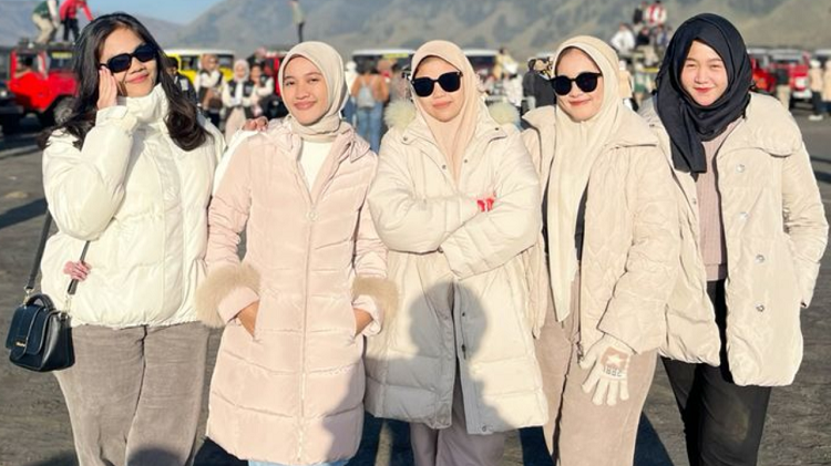 Rekomendasi Outfit Hijab Stylish Yang Modis Dan Hangat Untuk ke Bromo