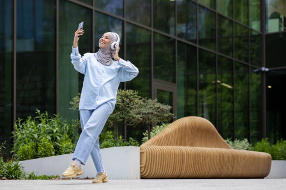 Deretan Outfit Liburan Wanita Hijab dengan Celana Jeans, Dijamin Auto Kece Buat Foto OOTD