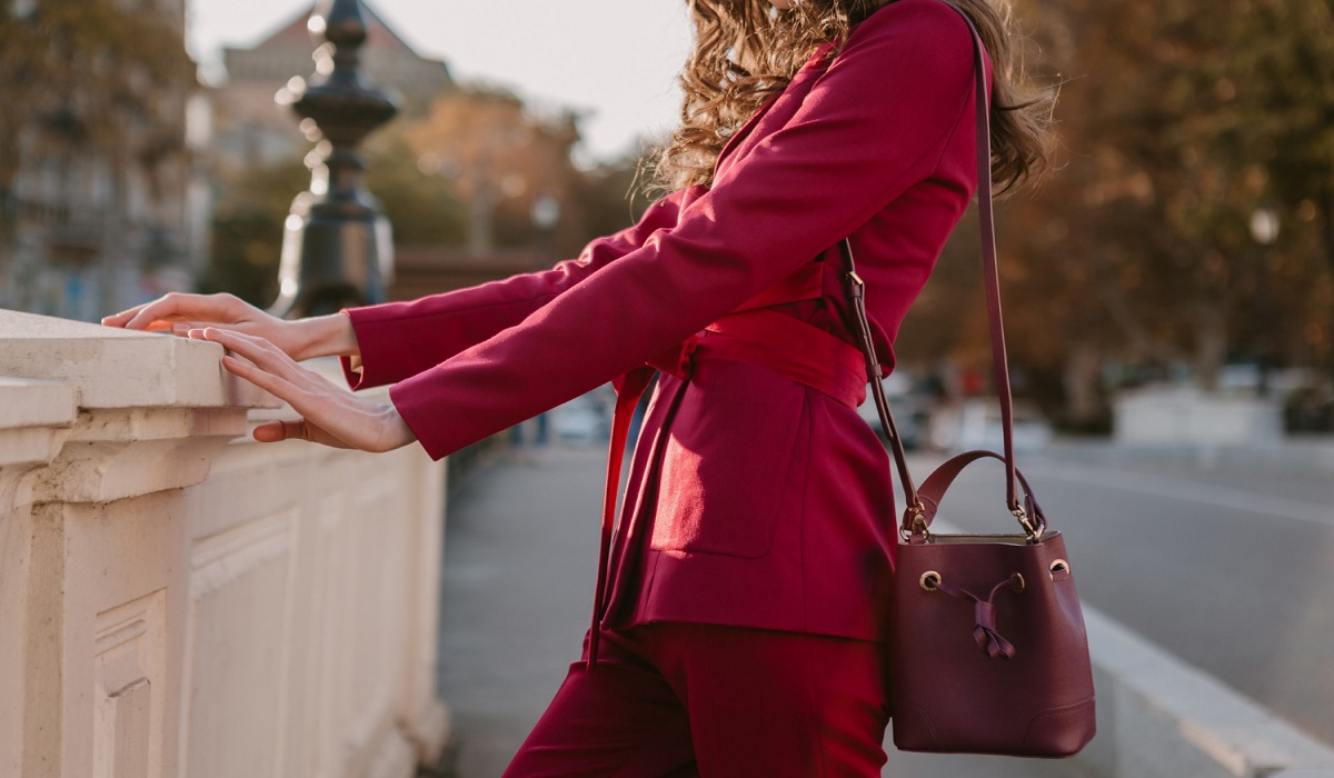 5 Ide Paduan Outfit Warna Maroon untuk Wanita, Tampil Cantik dan ...
