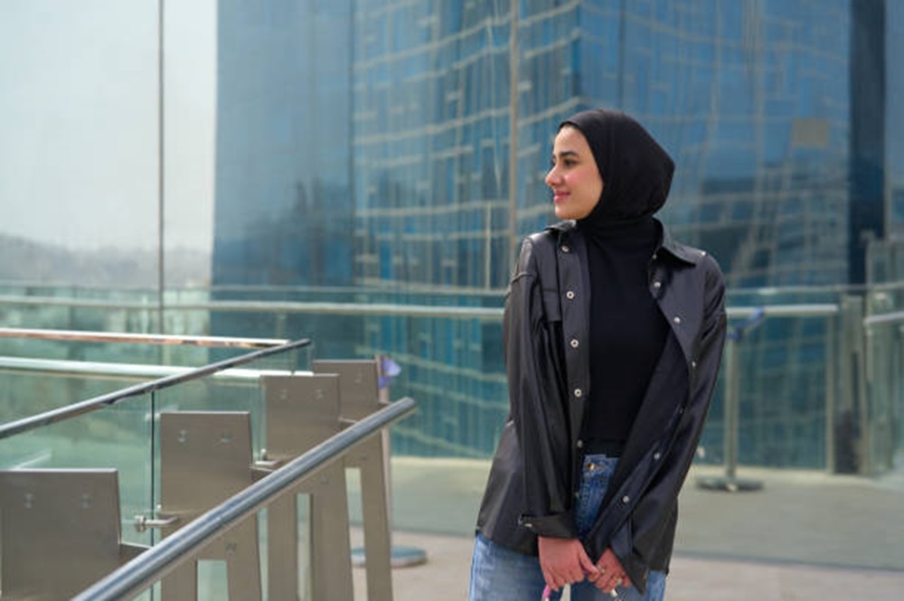 Pilihan Ide Outfit Serba Hitam Wanita Hijab, Cocok untuk Kamu yang ...