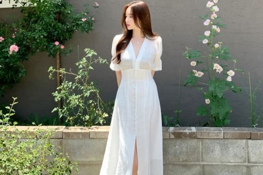 Referensi Model Dress Kerah V-Neck, Manis dan Trendi dengan Kesan Tubuh ...