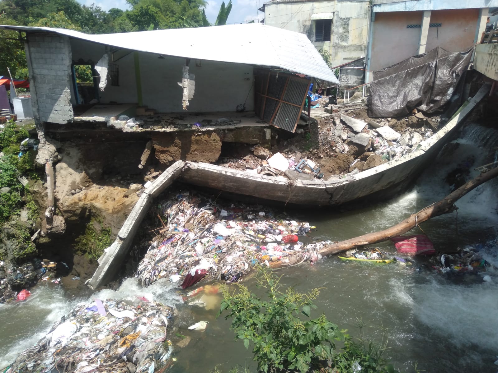 Talud Sungai Buntung Ambrol, Wali Kota Hasto Pastikan Perbaikan ...